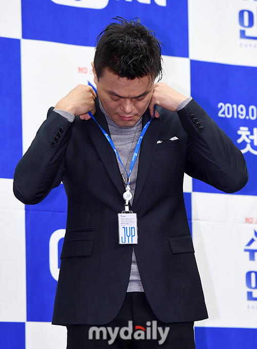 [MD포토] JYP 사원증 목에 거는 박진영