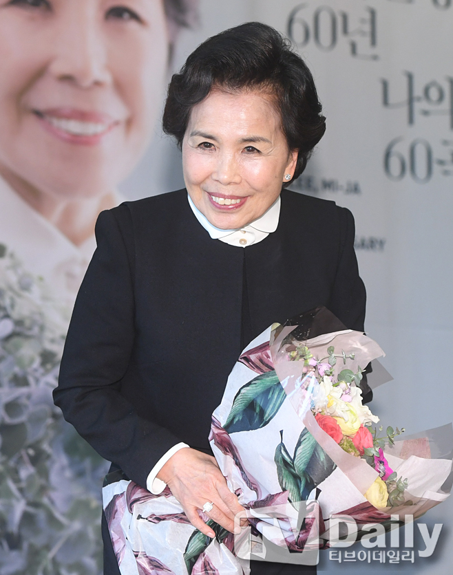 [TD포토] '꽃다발 받고 인사 하는 이미자'