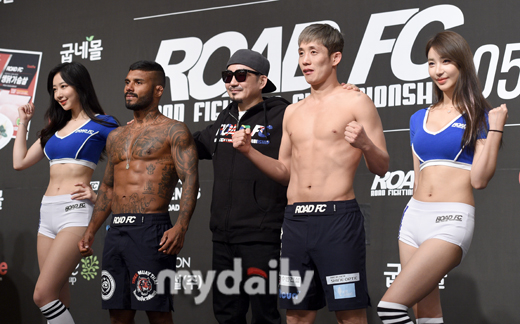 [MD포토] 브루노 미란다vs홍영기 '한번 붙어보자'