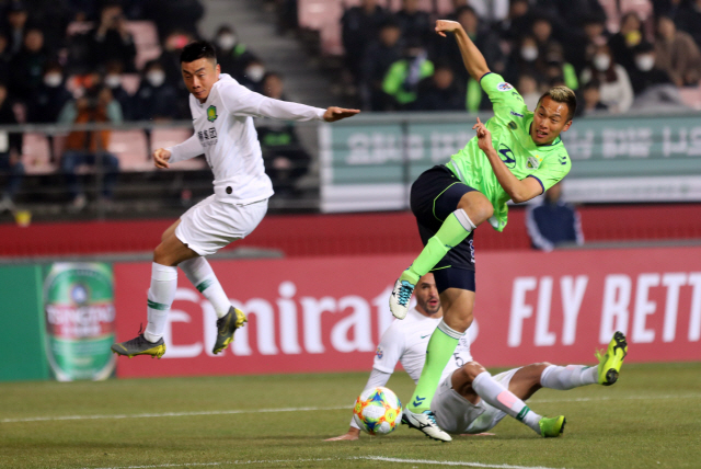 [ACL현장리뷰]1골1도움 MVP 이동국 ACL 최다 37호골 폭발, 전북 모라이스 첫승, 패배 베이징 김민재 고개숙였다