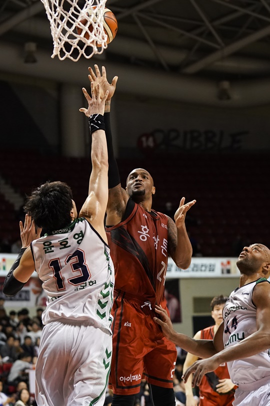 [BK Review] '테리 27P 14R' KGC, DB 꺾고 7위 도약 .. 6강 가능성도 유지