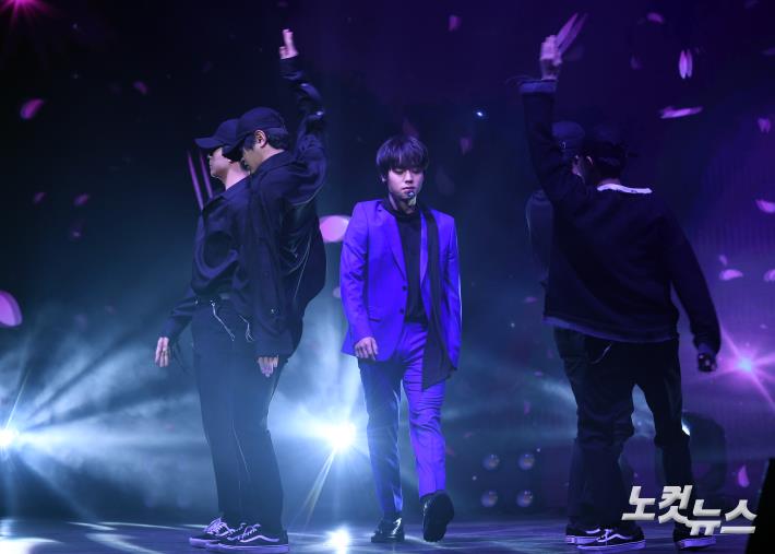 a dignified stand alone