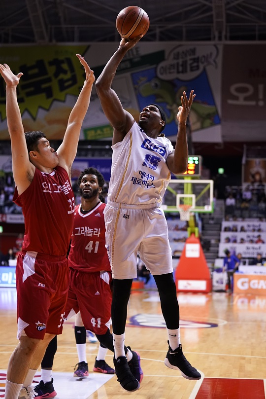 [BK Review] '브라운 날고, 송교창 꽂고' KCC, 6강 PO 3차전 접수..4강 진출까지 1승