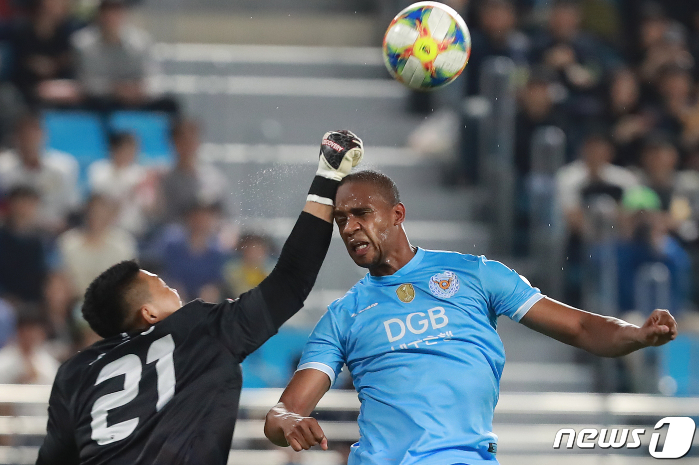 에드가 머리 강타