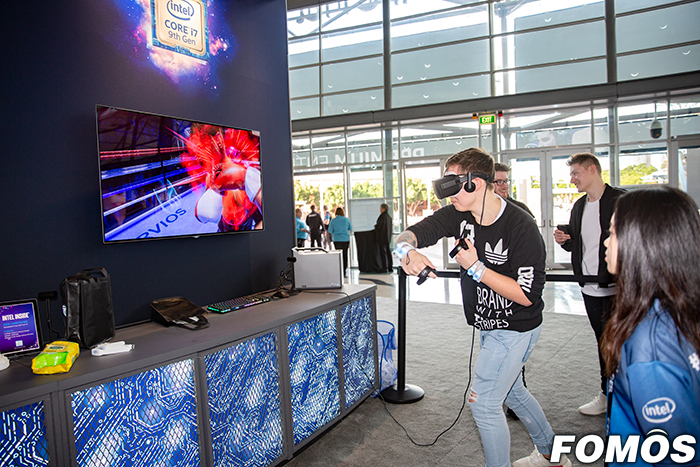 [포토] VR 복싱 즐기는 IEM 시드니 관객