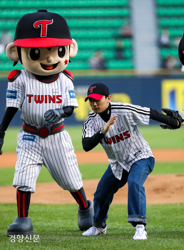 쇼트트랙 시구 선보인 곽윤기 [경향포토]