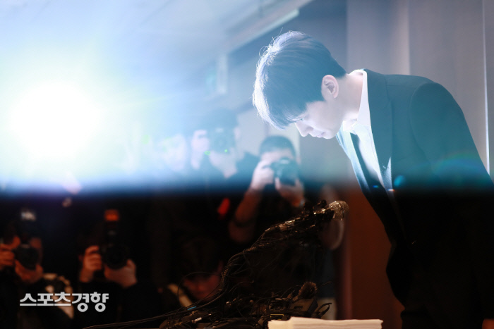 JYJ 공식 SNS서 박유천 사진 삭제..그룹명은 JJ?