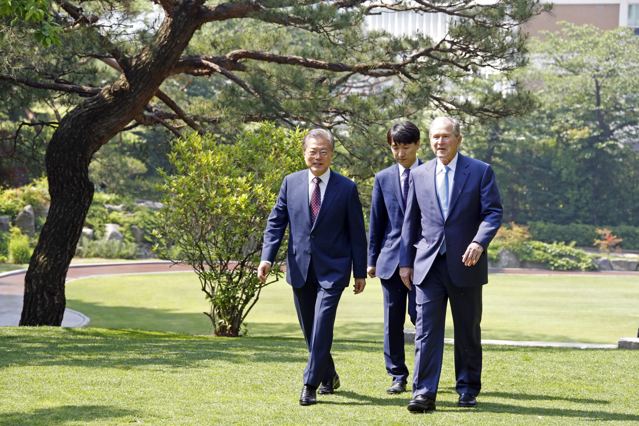 Moon lauds Bush's visit as strong Korea-US alliance