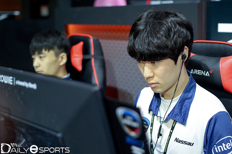 [PKL] OGN 포스, 1R 치킨 뜯으며 중간 선두