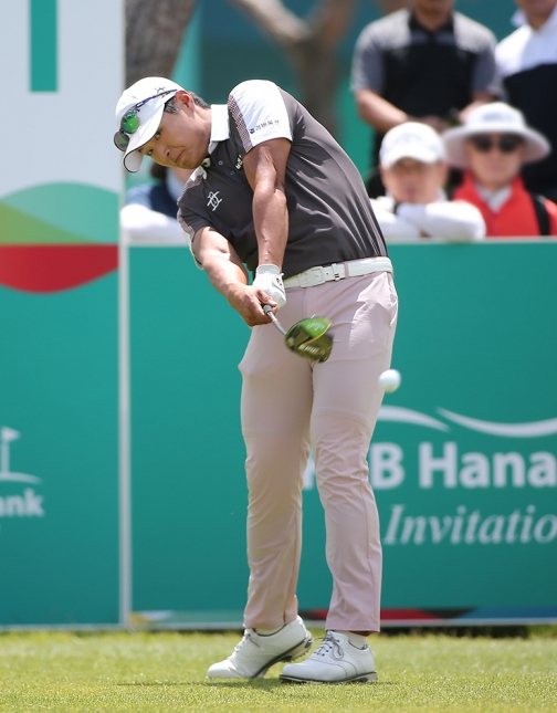 첫 우승에 도전하는 서요섭의 힘찬 티샷 [KPGA KEB하나은행 인비테이셔널]