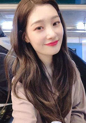 Chung Chae-yeon, the eye-catching bling-bling goddess, is beautiful 'in ...