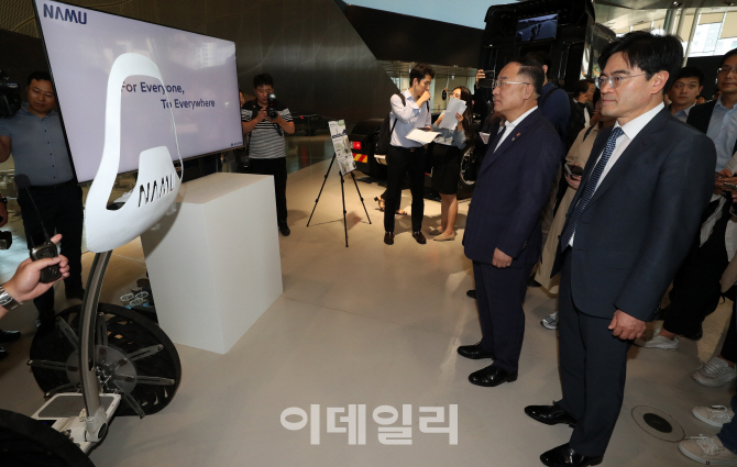 [포토]홍남기 경제부총리 현대차 모터스튜디오 찾아