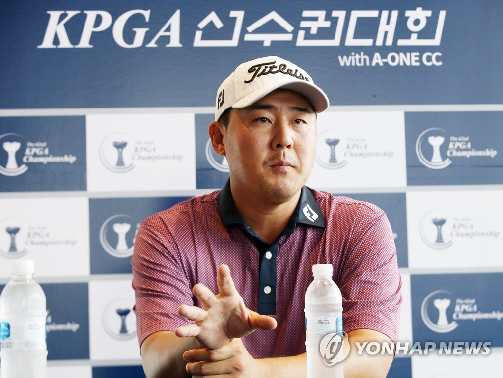 인터뷰하는 이원준