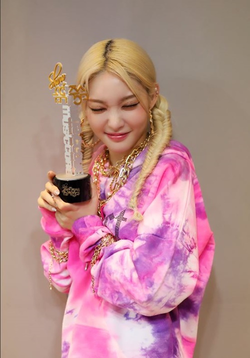 청하, '음악중심' 1위 "별하랑 응원 덕분에 행복해" [똑똑SNS]