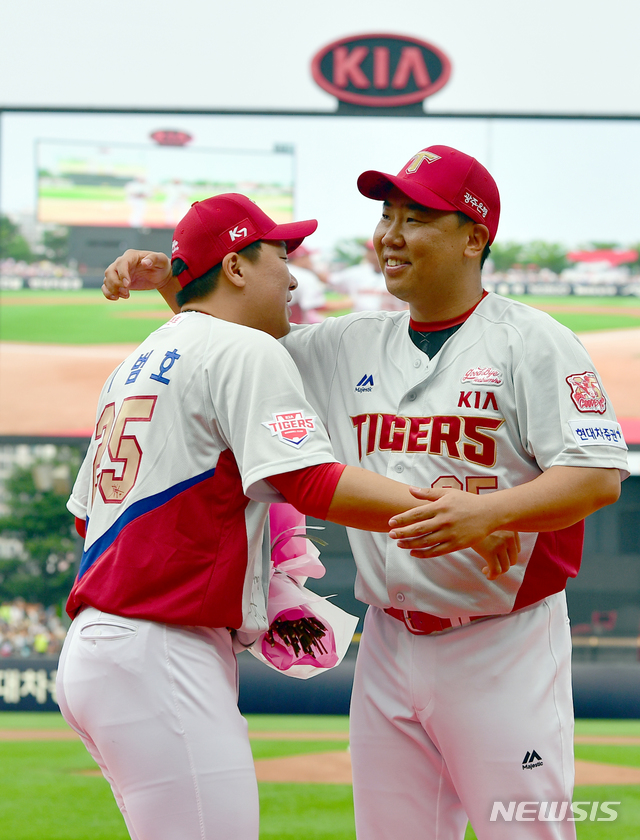 안치홍과 포옹하는 이범호