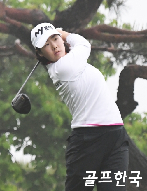 선두 조정민, 메인 스폰서 대회 우승에 성큼 [KLPGA MY문영·퀸즈파크 챔피언십]