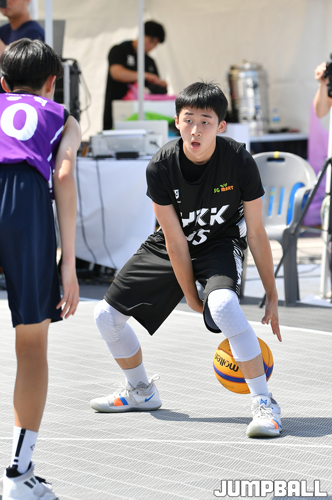 [JB포토] KXO 원주YKK B '레그스루 드리블로 페이크'