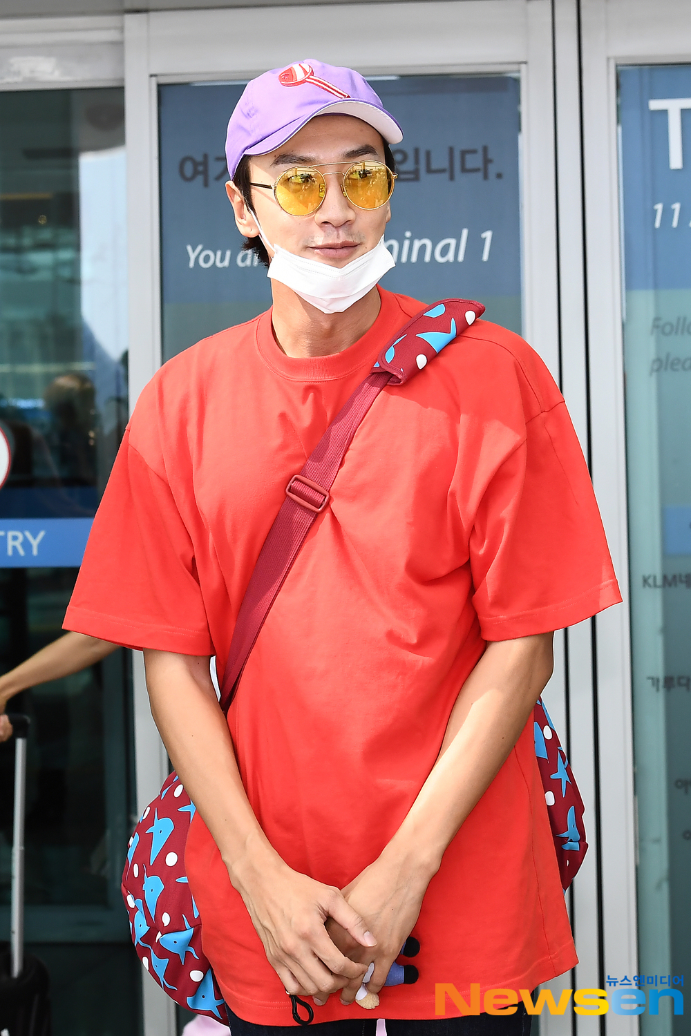 Lee Kwang-soo 'Presentful Posture with Two Hands'