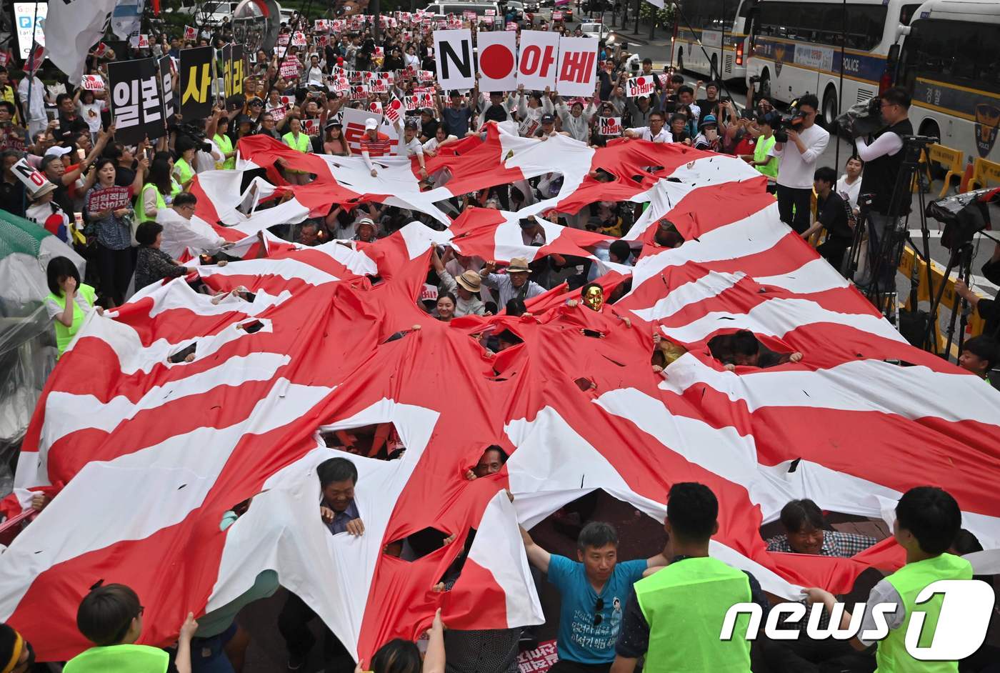 日. 방위백서 안보 협력순위 韓 격하..'욱일기 부정' (종합)