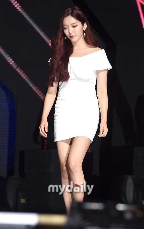 [MD포토] AOA 찬미 '각선미 뽐내는 밀착 원피스'