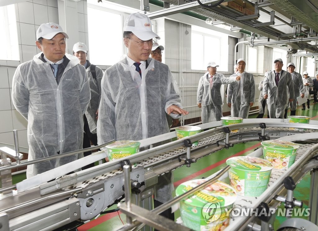 러시아 팔도도시락 현지공장 시찰하는 홍남기 부총리