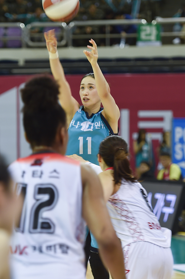 '강이슬 30득점' KEB하나은행, BNK 꺾고 개막전 첫 승