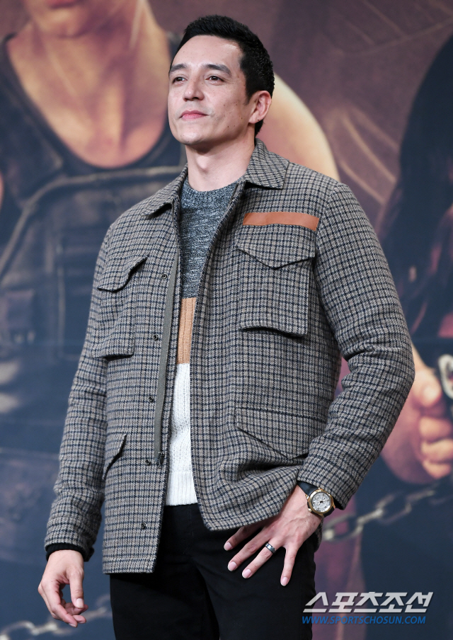 Gabriel Luna , the eyes of the man