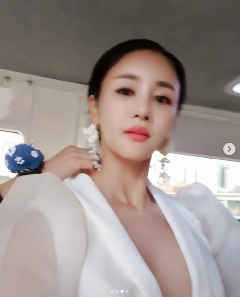 김미연 웨딩화보 18인치 허리라인 비결 공개