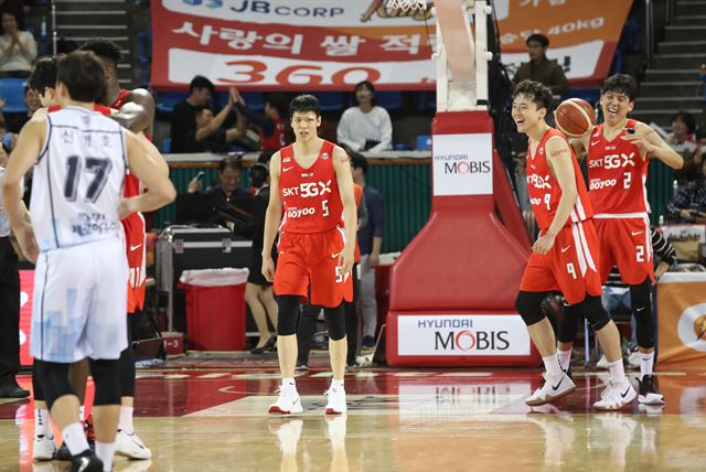 SK, KCC 추격 뿌리치고 선두 수성.. 홈 7연승