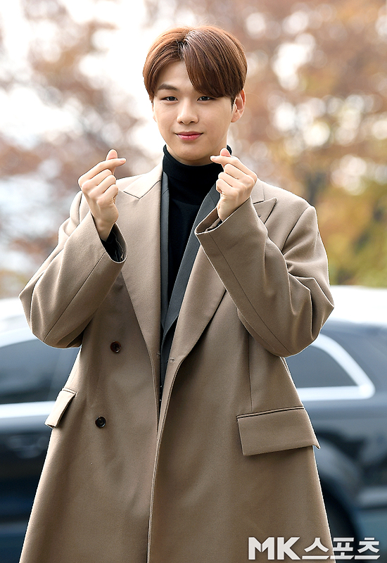 강다니엘, 여심 녹이는 하트 [MK포토]