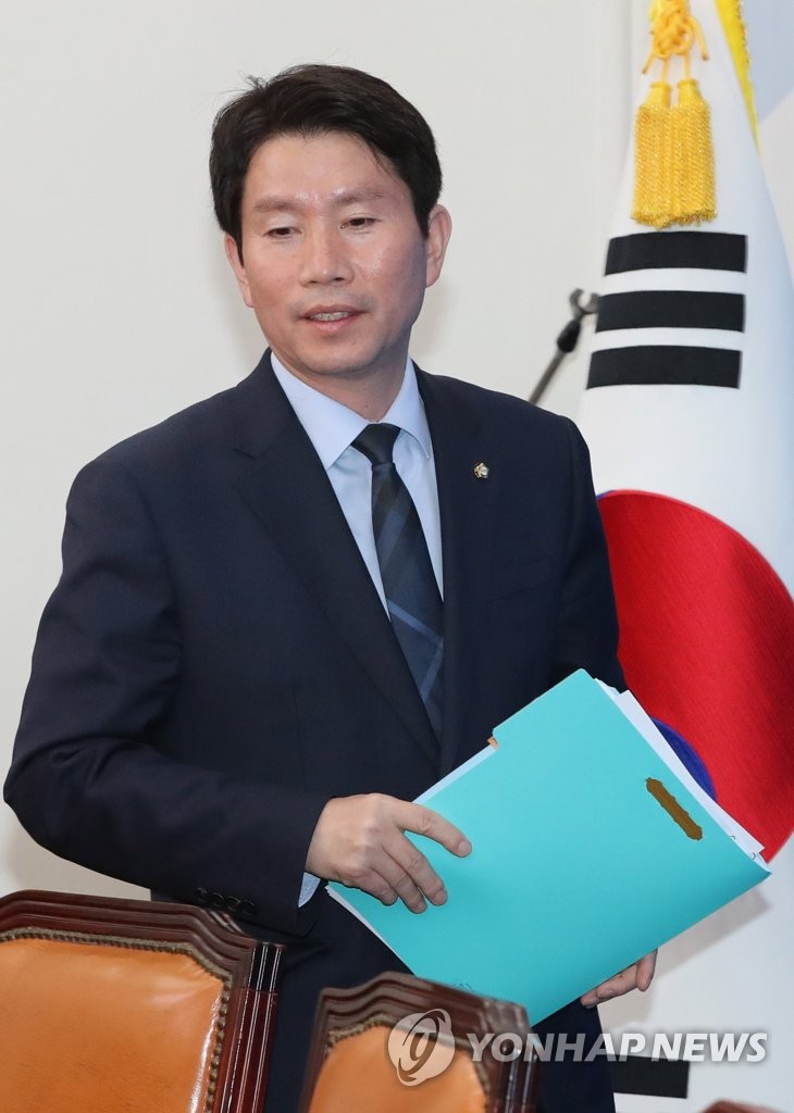 기자간담회 참석하는 이인영