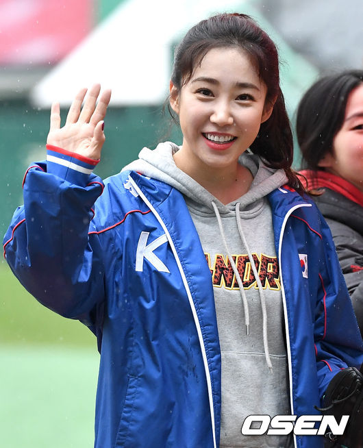 '원조 야구 여신' 최희, 미소 만큼 빛난 특급 팬서비스 [KBO팬클럽야구]