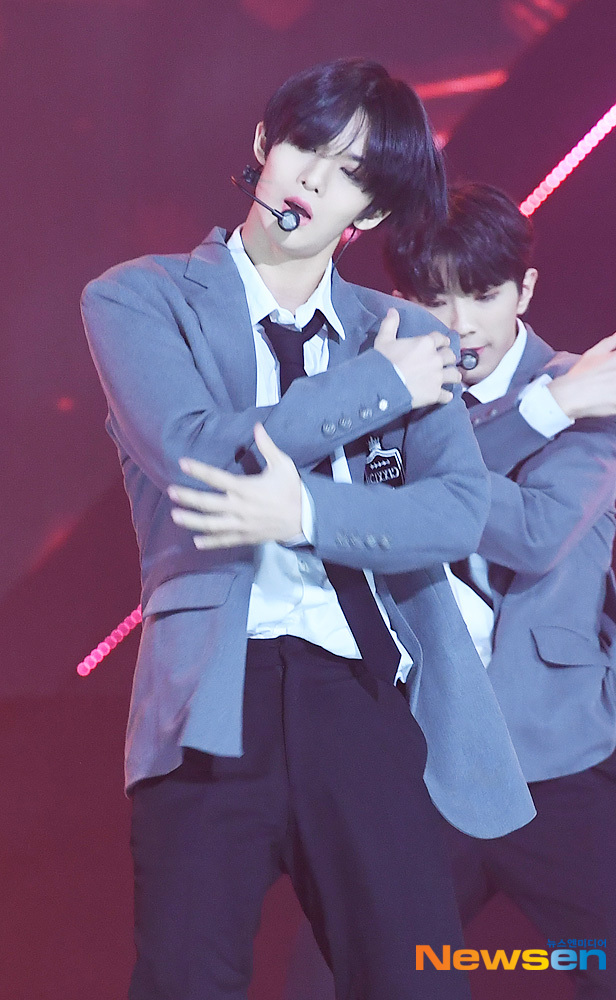 CIX 배진영, 매력에 사무쳐~ [포토엔HD]