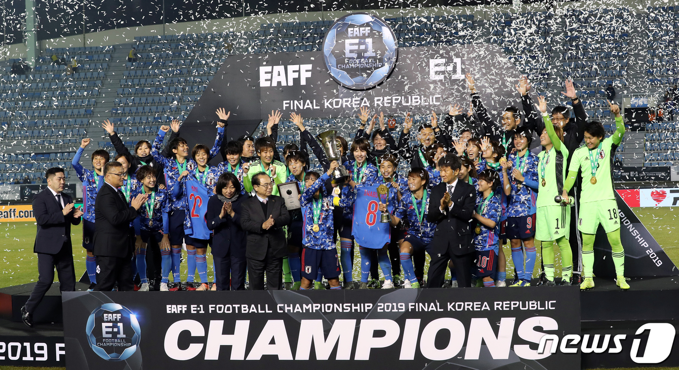 'EAFF E-1' 우승컵 들어올리는 일본 女 축구대표팀