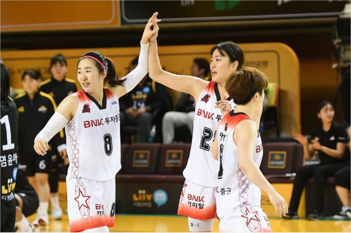 '창단 첫 연승' BNK, 박지수 빠진 KB 제압