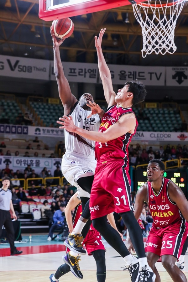 '맥컬러 결승점' KGC, 접전 끝에 LG 꺾고 공동 2위 도약