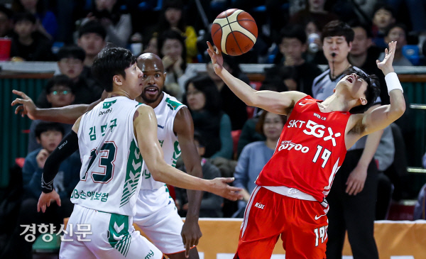 최성원, 파울이잖아 [경향포토]