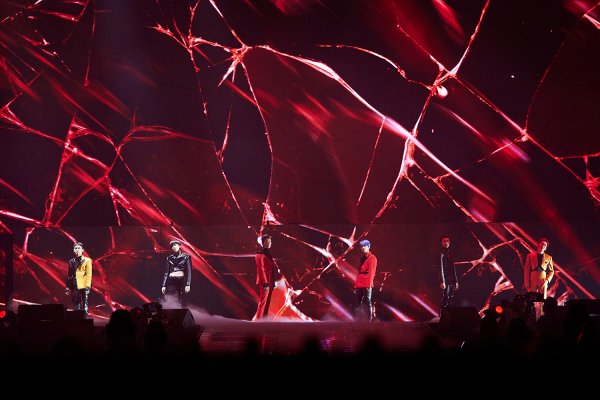 EXO , Seoul Walk the Line Concert Daesunghwang .45,000 enthusiastic