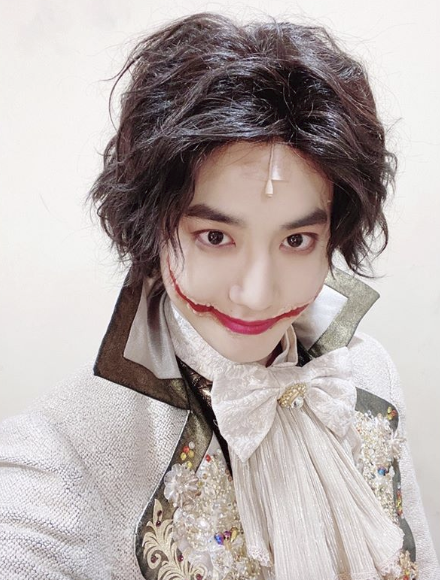 'Laughing Man' EXO Suho , handsome that can not be hidden in intense makeup