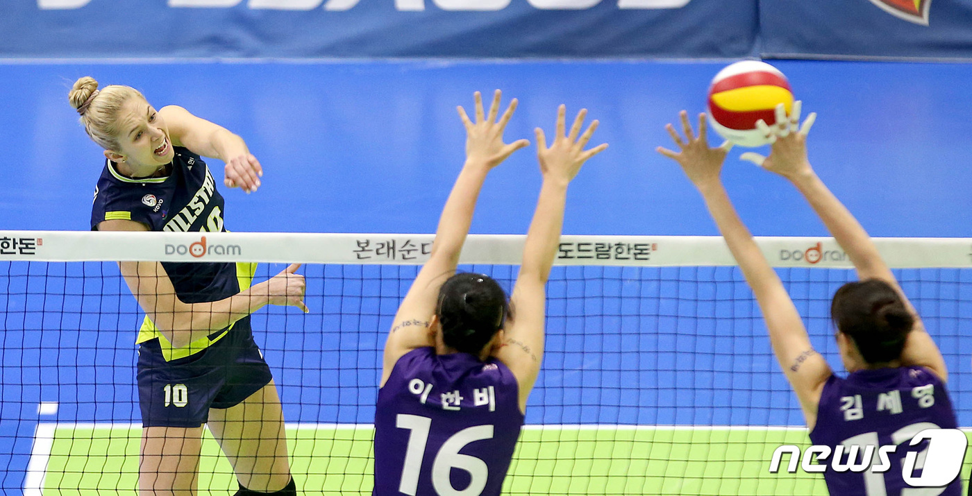 공격 펼치는 헤일리