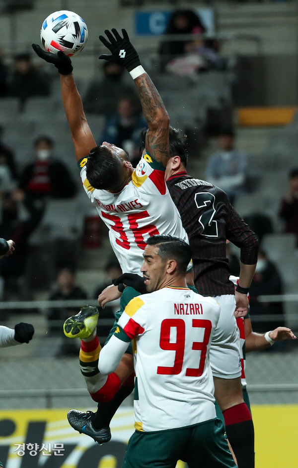 미식축구처럼 손으로 공 잡은 케다 RENAN ALVES [경향포토]