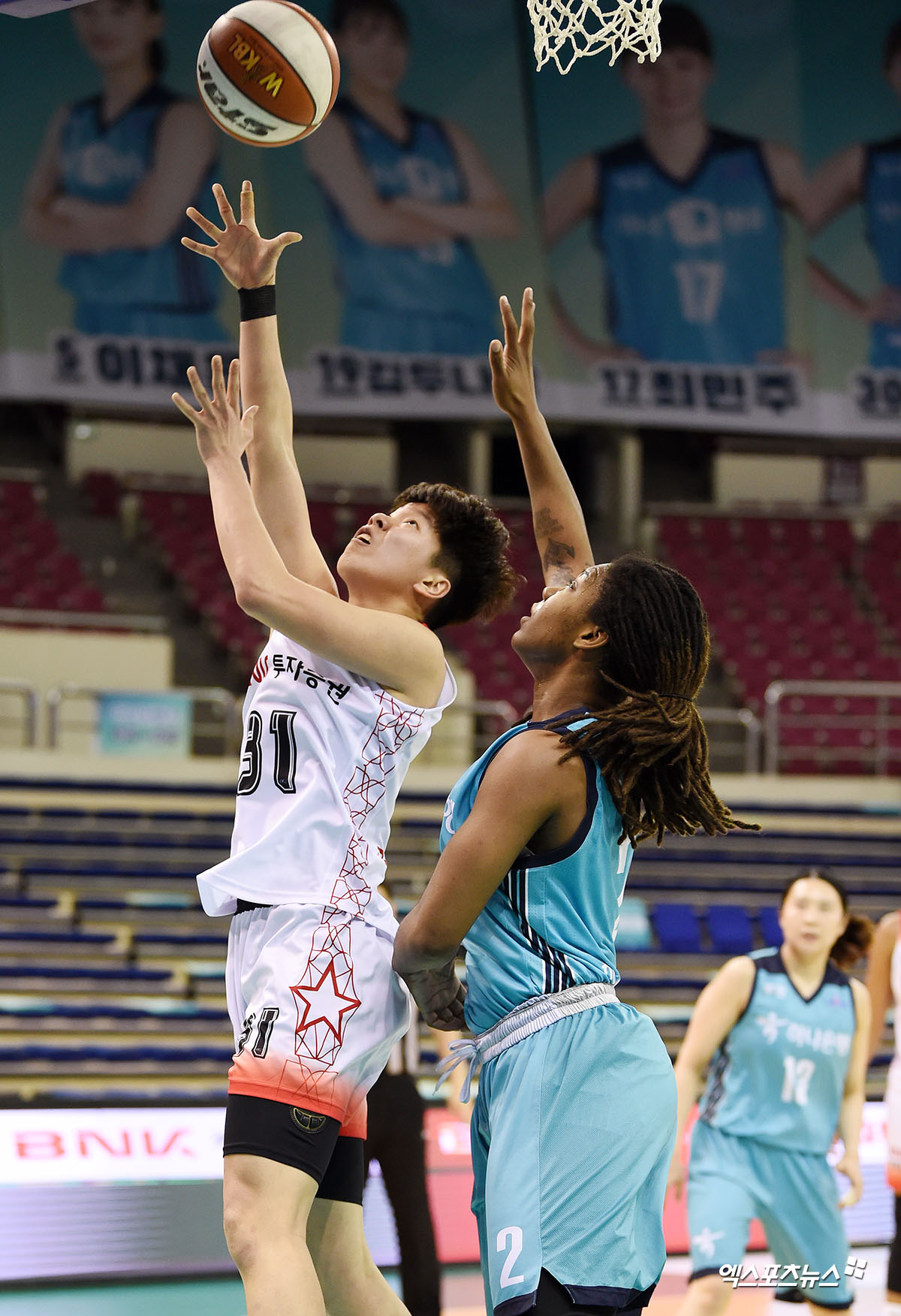 [엑:스코어] '단타스 28P-진안 19P' BNK, 하나은행 꺾고 5연패 탈출