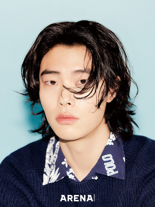 Ryu Jun-yeol unveils first long-haired pictorial: "Life itself may be ...