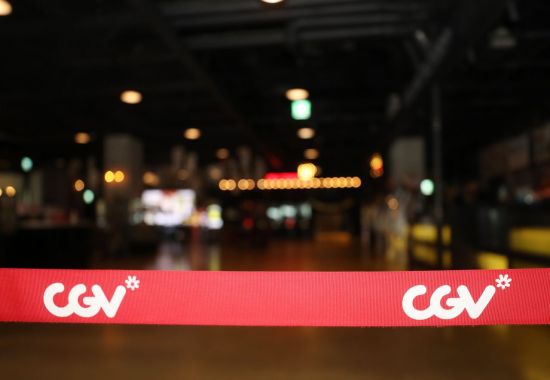 CGV, 코로나19에 녹다운..극장 문 닫고 희망퇴직 받아