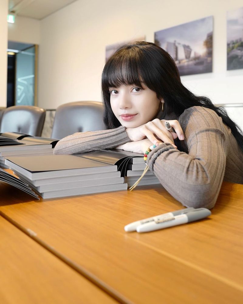 BLACKPINK Lisa to celebrate 24th birthday clean beauty "Thank you for ...