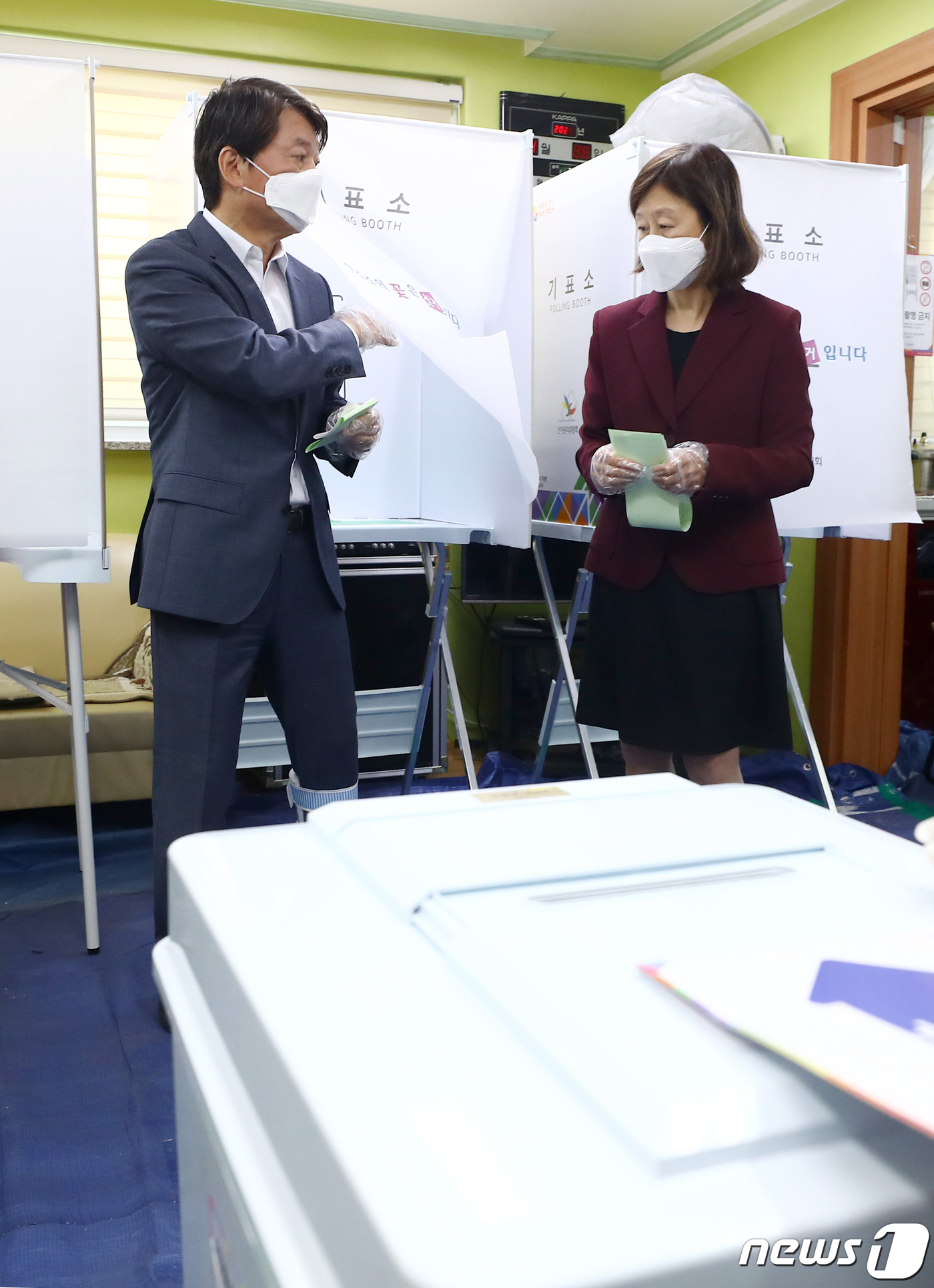 투표하는 안철수 국민의당 대표 내외