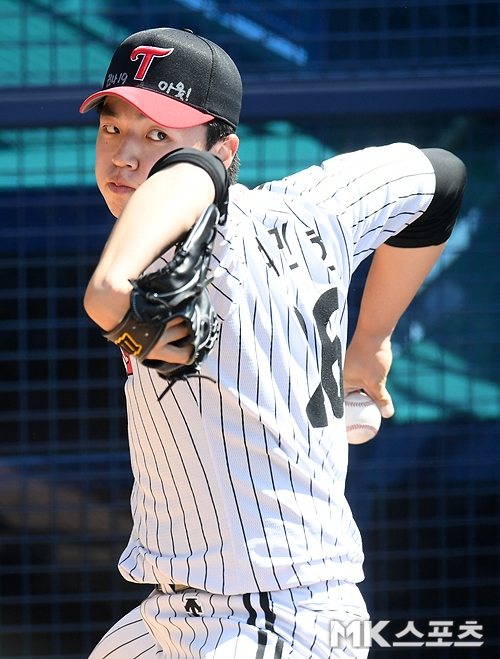 LG Lee Min-ho, Samsung Lions Kim Ji-chan and Doosan Ahn Kwon-soo ...