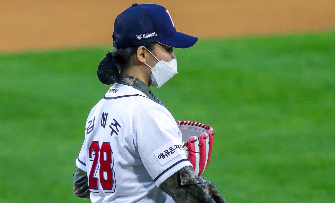 시구 김혜주 대위, 배번 28번인 이유는? [경향포토]