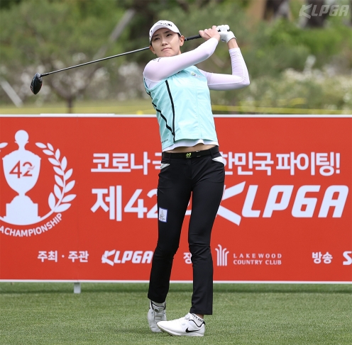 장타자 김민선5의 시원한 티샷 [KLPGA 챔피언십]