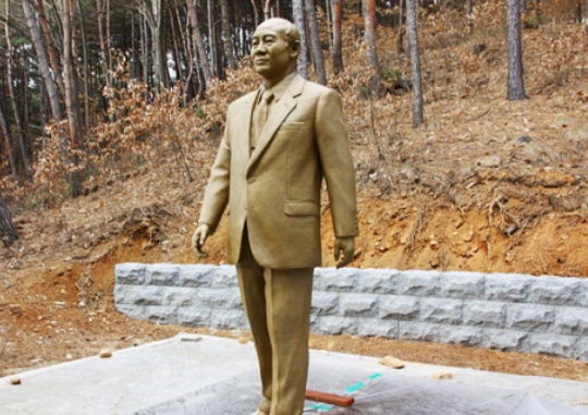 Removing the Traces of Chun Doo-hwan and Roh Tae-woo at Cheongnamdae